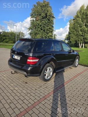 Black Mercedes-Benz ML 320 2007 in Liepaja, with an engine capacity of 3.00 L and mileage of 282 thousand km for 3750 €, photo 4 on AUTOMOTO.COM.LV
