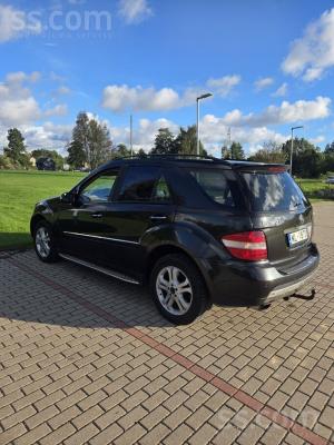 Black Mercedes-Benz ML 320 2007 in Liepaja, with an engine capacity of 3.00 L and mileage of 282 thousand km for 3750 €, photo 5 on AUTOMOTO.COM.LV