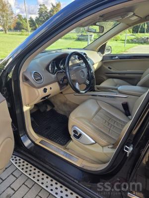 Black Mercedes-Benz ML 320 2007 in Liepaja, with an engine capacity of 3.00 L and mileage of 282 thousand km for 3750 €, photo 6 on AUTOMOTO.COM.LV