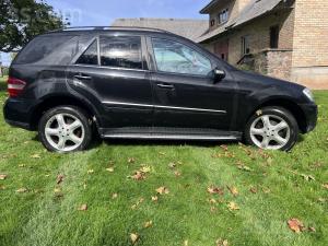 Black Mercedes-Benz ML 320 2007 in Saldus, with an engine capacity of 3.00 L and mileage of 320 thousand km for 5300 €, photo 4 on AUTOMOTO.COM.LV