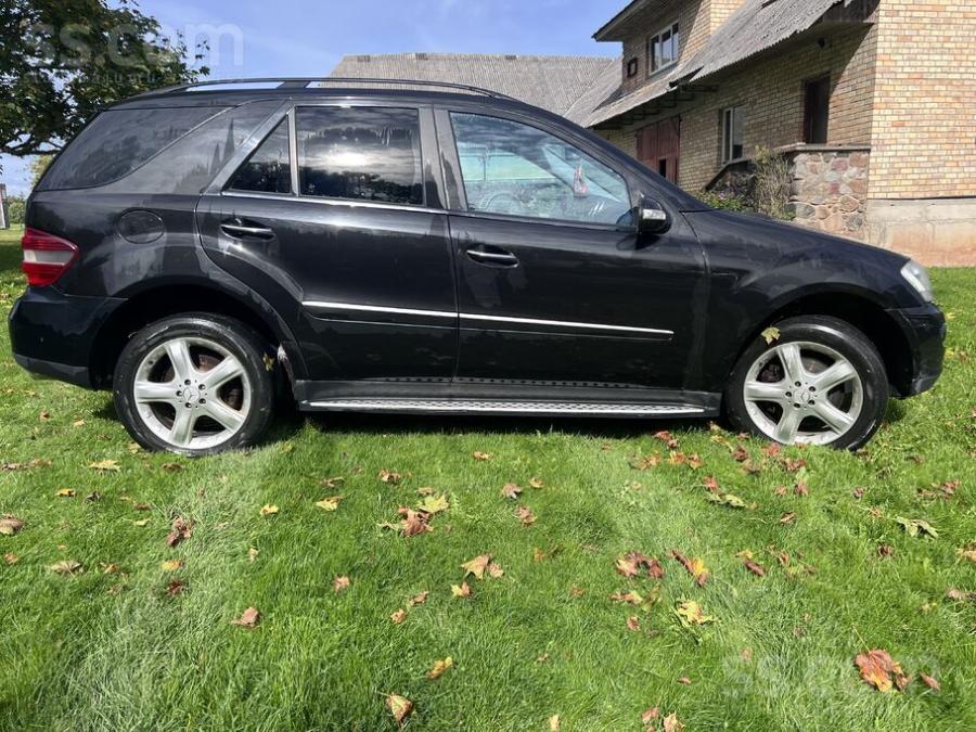 Black Mercedes-Benz ML 320 2007 in Saldus, with an engine capacity of 3.00 L and mileage of 320 thousand km for 5300 €, photo 4 on AUTOMOTO.COM.LV