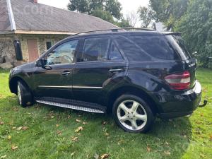 Black Mercedes-Benz ML 320 2007 in Saldus, with an engine capacity of 3.00 L and mileage of 320 thousand km for 5300 €, photo 5 on AUTOMOTO.COM.LV