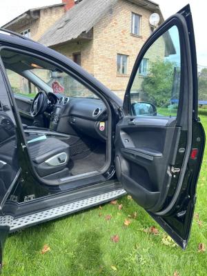 Black Mercedes-Benz ML 320 2007 in Saldus, with an engine capacity of 3.00 L and mileage of 320 thousand km for 5300 €, photo 8 on AUTOMOTO.COM.LV