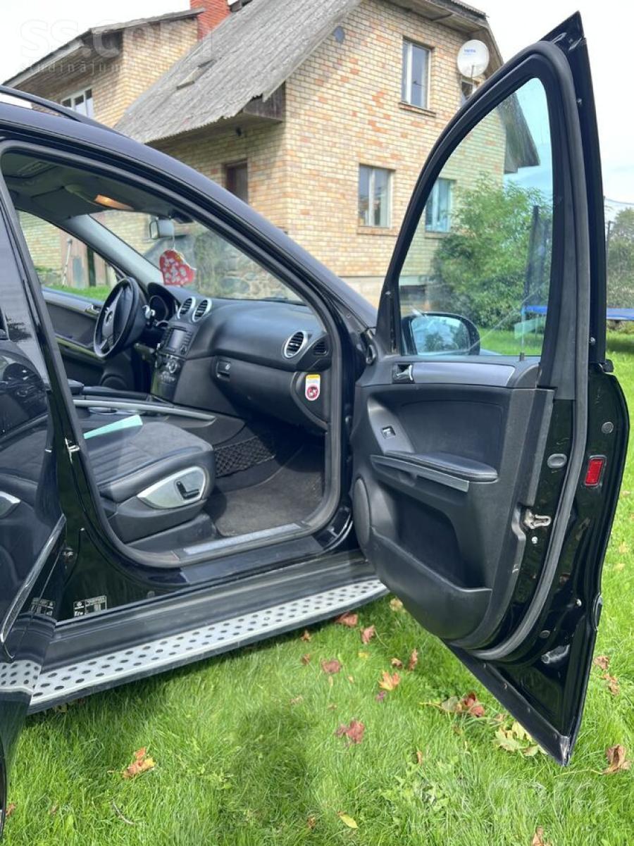 Black Mercedes-Benz ML 320 2007 in Saldus, with an engine capacity of 3.00 L and mileage of 320 thousand km for 5300 €, photo 8 on AUTOMOTO.COM.LV