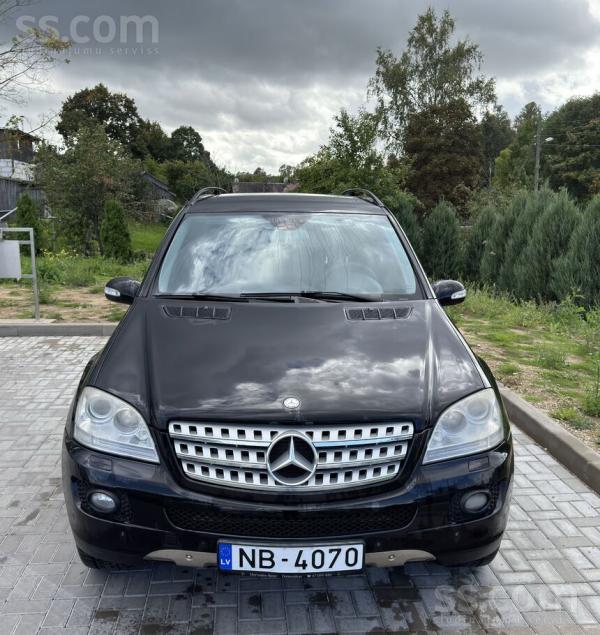 Мерседес МЛ 320 2007 в Резекне на AUTOMOTO.COM.LV Черный Мерседес МЛ 320 2007 в Резекне, объемом двигателя 3.20 л и пробегом 334 тыс. км за 3099 €, фото 3 на AUTOMOTO.COM.LV