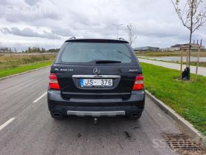Черный Мерседес МЛ 320 2007 в Лиепая, объемом двигателя 3.00 л и пробегом 326 тыс. км за 5500 €, фото 4 на AUTOMOTO.COM.LV