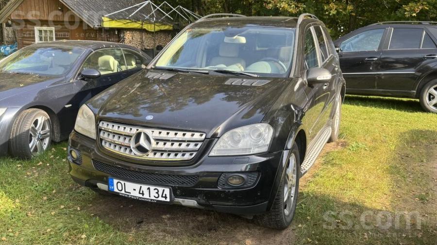 Melns Mercedes-Benz ML 320 2007 Ogre, ar dzinēja tilpumu 3.00 L un nobraukumu 297 tūkst. km par 4000 €, foto 1 vietnē AUTOMOTO.COM.LV