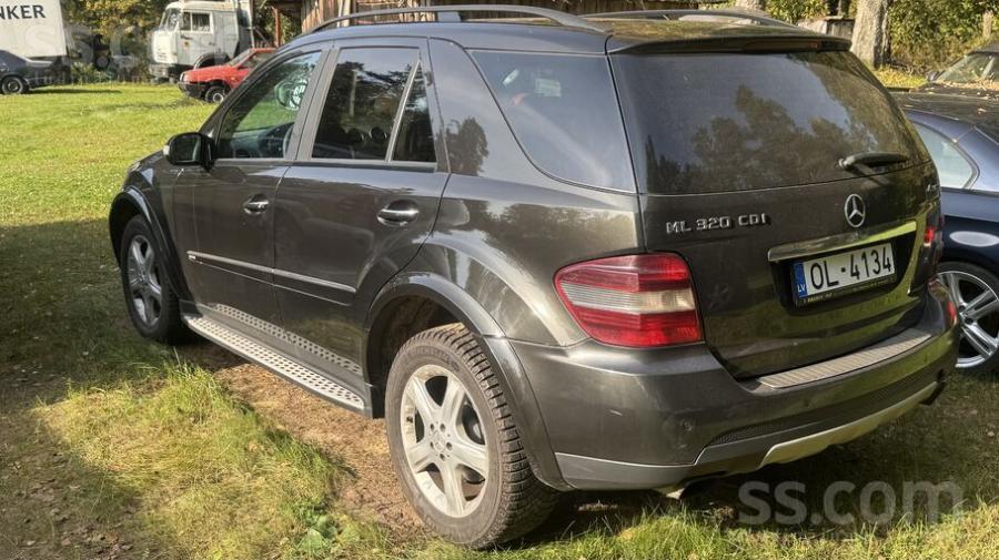 Melns Mercedes-Benz ML 320 2007 Ogre, ar dzinēja tilpumu 3.00 L un nobraukumu 297 tūkst. km par 4000 €, foto 5 vietnē AUTOMOTO.COM.LV