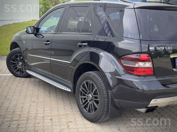 Black Mercedes-Benz ML 320 2008 in Riga, with an engine capacity of 3.00 L and mileage of 239 thousand km for 750 €, photo 4 on AUTOMOTO.COM.LV