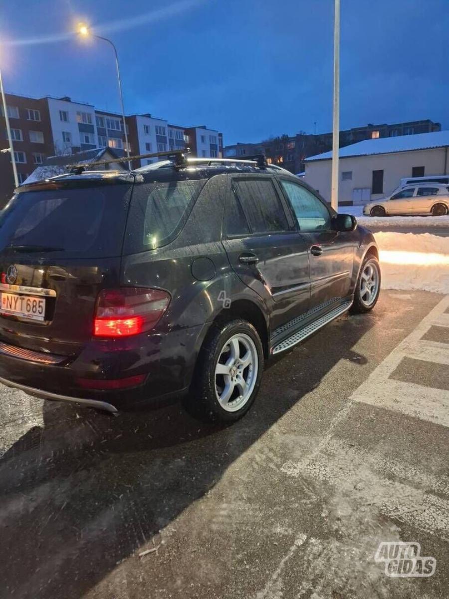 Black Mercedes-Benz ML 320 2008 in Jonava, with an engine capacity of 3.00 L and mileage of 287 thousand km for 7400 €, photo 4 on AUTOMOTO.COM.LV