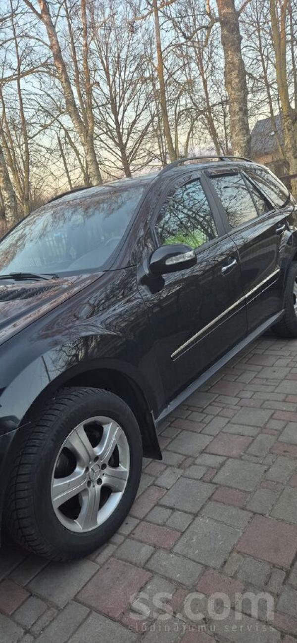 Black Mercedes-Benz ML 320 2008 in Riga, with an engine capacity of 3.00 L and mileage of 260 thousand km for 6200 €, photo 3 on AUTOMOTO.COM.LV