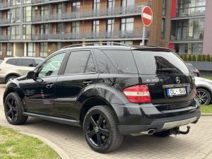 Melns Mercedes-Benz ML 320 2008 Rīga, ar dzinēja tilpumu 3.00 L un nobraukumu 341 tūkst. km par 5390 €, foto 3 vietnē AUTOMOTO.COM.LV