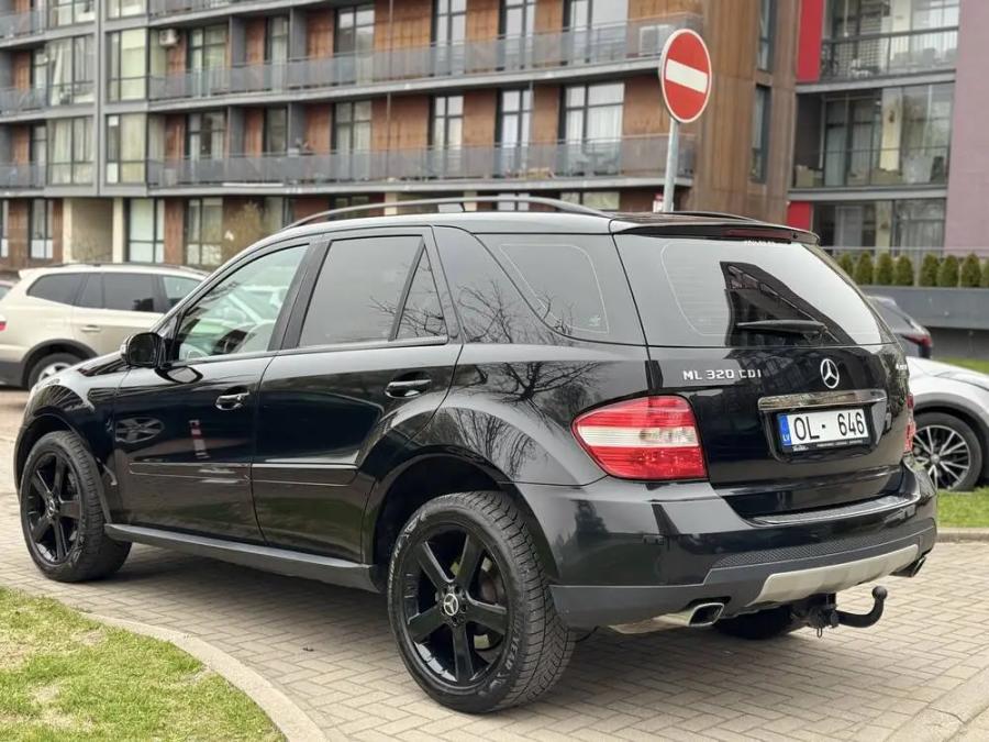 Melns Mercedes-Benz ML 320 2008 Rīga, ar dzinēja tilpumu 3.00 L un nobraukumu 341 tūkst. km par 5390 €, foto 3 vietnē AUTOMOTO.COM.LV