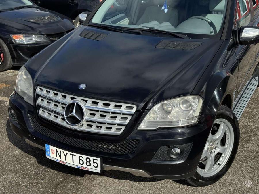 Black Mercedes-Benz ML 320 2008 in Vilnius, with an engine capacity of 0.00 L and mileage of 298 thousand km for 6490 €, photo 5 on AUTOMOTO.COM.LV