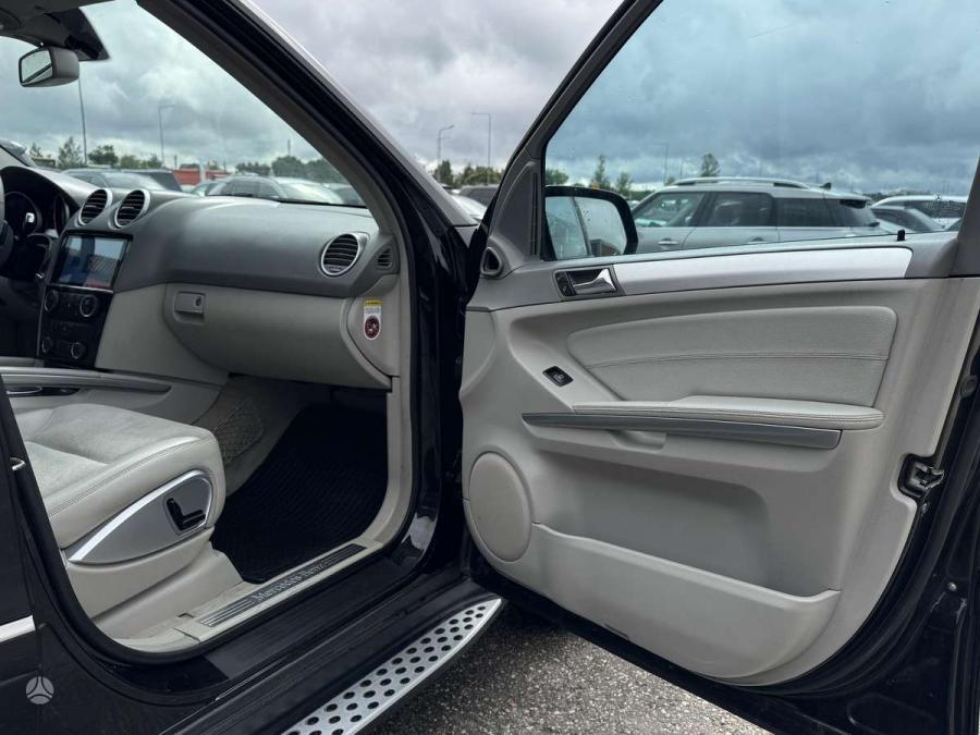Black Mercedes-Benz ML 320 2008 in Vilnius, with an engine capacity of 0.00 L and mileage of 298 thousand km for 6490 €, photo 18 on AUTOMOTO.COM.LV