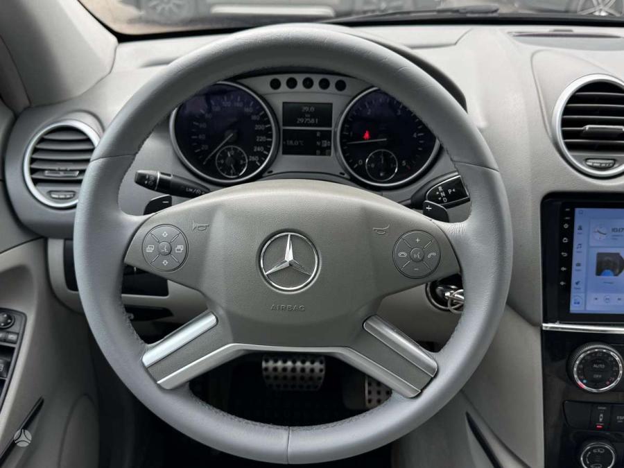 Black Mercedes-Benz ML 320 2008 in Vilnius, with an engine capacity of 0.00 L and mileage of 298 thousand km for 6490 €, photo 23 on AUTOMOTO.COM.LV