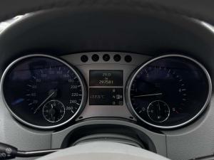 Black Mercedes-Benz ML 320 2008 in Vilnius, with an engine capacity of 0.00 L and mileage of 298 thousand km for 6490 €, photo 28 on AUTOMOTO.COM.LV