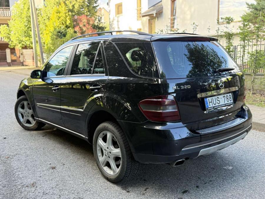 Black Mercedes-Benz ML 320 2008 in Vilnius, with an engine capacity of 3.20 L and mileage of 360 thousand km for 4200 €, photo 6 on AUTOMOTO.COM.LV