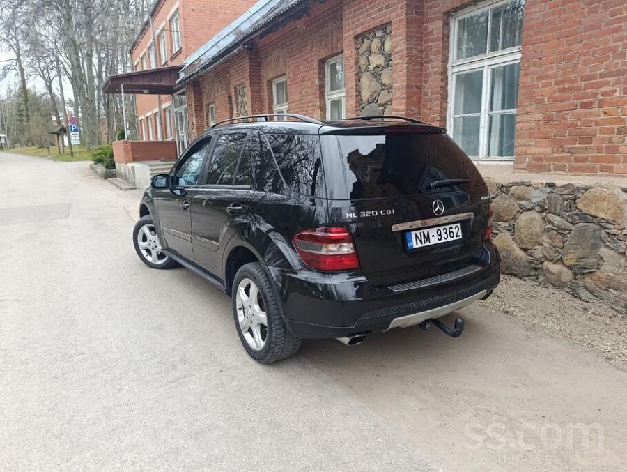 Black Mercedes-Benz ML 320 2008 in Riga, with an engine capacity of 3.00 L and mileage of 312 thousand km for 5500 €, photo 4 on AUTOMOTO.COM.LV
