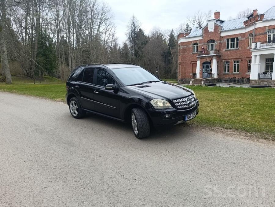Black Mercedes-Benz ML 320 2008 in Riga, with an engine capacity of 3.00 L and mileage of 312 thousand km for 5500 €, photo 5 on AUTOMOTO.COM.LV