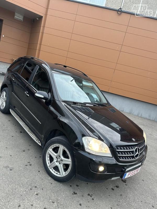 Black Mercedes-Benz ML 320 2008 in Sirvintos, with an engine capacity of 3.00 L and mileage of 304 thousand km for 2950 €, photo 3 on AUTOMOTO.COM.LV