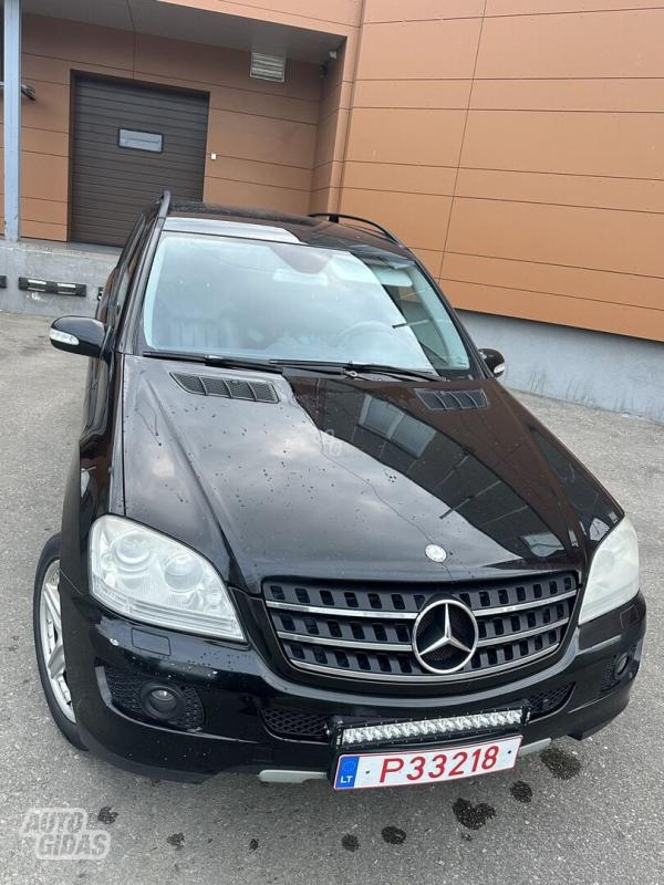 Black Mercedes-Benz ML 320 2008 in Sirvintos, with an engine capacity of 3.00 L and mileage of 304 thousand km for 2950 €, photo 4 on AUTOMOTO.COM.LV