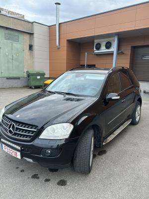 Black Mercedes-Benz ML 320 2008 in Sirvintos, with an engine capacity of 3.00 L and mileage of 304 thousand km for 2950 €, photo 6 on AUTOMOTO.COM.LV