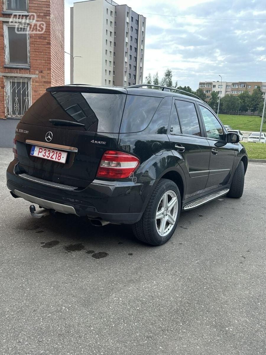 Black Mercedes-Benz ML 320 2008 in Sirvintos, with an engine capacity of 3.00 L and mileage of 304 thousand km for 2850 €, photo 7 on AUTOMOTO.COM.LV