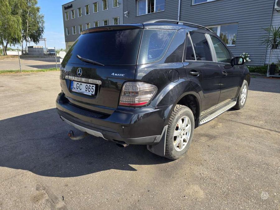 Черный Мерседес МЛ 320 2008 в Вильнюс, объемом двигателя 2.99 л и пробегом 329 тыс. км за 3700 €, фото 4 на AUTOMOTO.COM.LV