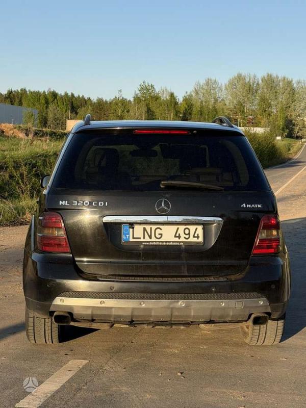 Melns Mercedes-Benz ML 320 2008 Visaginas, ar dzinēja tilpumu 2.99 L un nobraukumu 286 tūkst. km par 4700 €, foto 3 vietnē AUTOMOTO.COM.LV