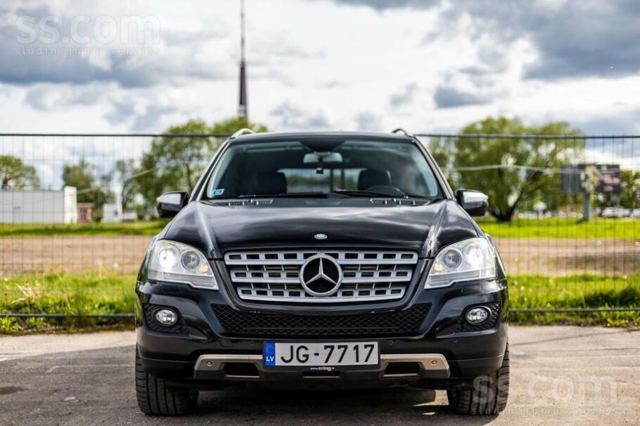 Black Mercedes-Benz ML 320 2009 in Riga, with an engine capacity of 3.00 L and mileage of 349 thousand km for 7500 €, photo 3 on AUTOMOTO.COM.LV