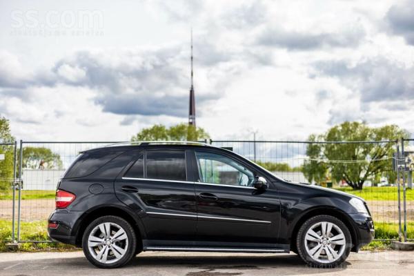 Black Mercedes-Benz ML 320 2009 in Riga, with an engine capacity of 3.00 L and mileage of 349 thousand km for 7500 €, photo 4 on AUTOMOTO.COM.LV