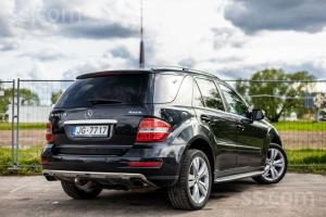 Black Mercedes-Benz ML 320 2009 in Riga, with an engine capacity of 3.00 L and mileage of 349 thousand km for 7500 €, photo 6 on AUTOMOTO.COM.LV