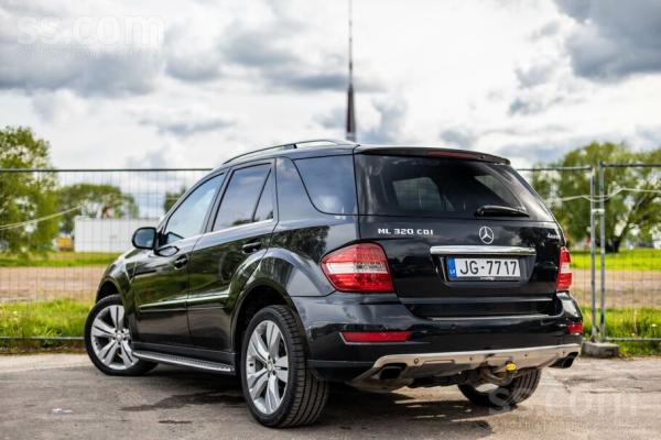 Black Mercedes-Benz ML 320 2009 in Riga, with an engine capacity of 3.00 L and mileage of 349 thousand km for 7500 €, photo 7 on AUTOMOTO.COM.LV
