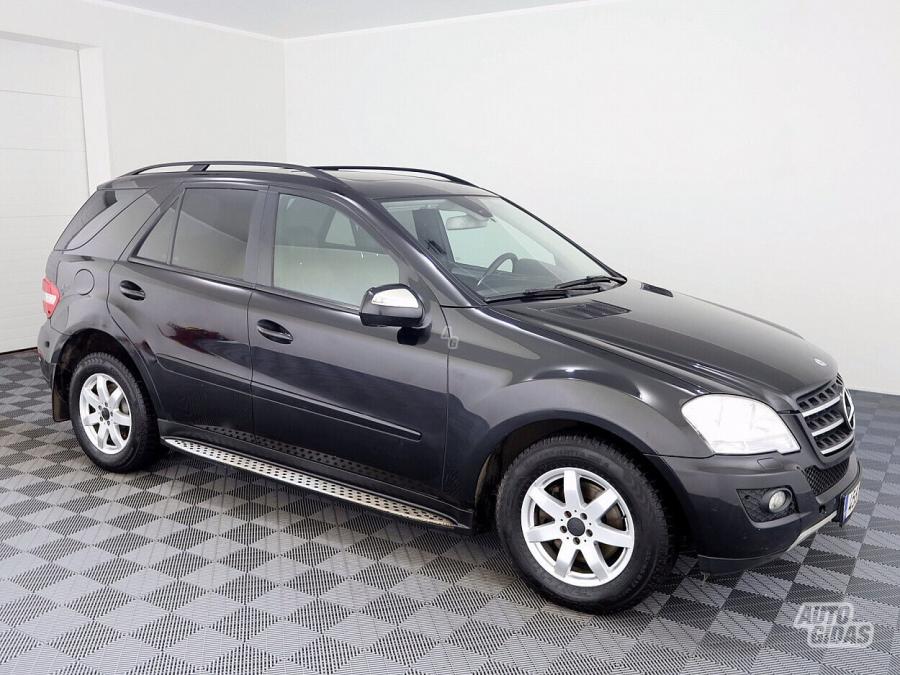 Melns Mercedes-Benz ML 320 2009 Tallina, ar dzinēja tilpumu 3.00 L un nobraukumu 338 tūkst. km par 3199 €, foto 1 vietnē AUTOMOTO.COM.LV