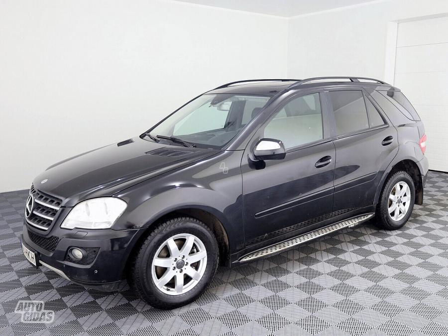 Melns Mercedes-Benz ML 320 2009 Tallina, ar dzinēja tilpumu 3.00 L un nobraukumu 338 tūkst. km par 3199 €, foto 2 vietnē AUTOMOTO.COM.LV