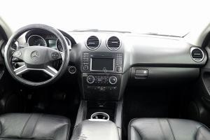 Melns Mercedes-Benz ML 320 2009 Tallina, ar dzinēja tilpumu 3.00 L un nobraukumu 338 tūkst. km par 3199 €, foto 5 vietnē AUTOMOTO.COM.LV
