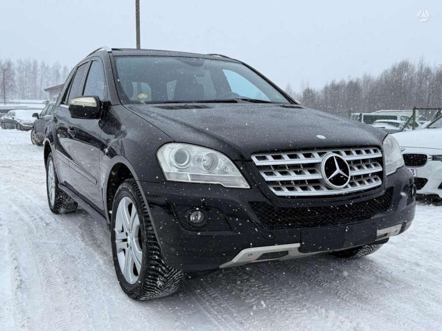 Black Mercedes-Benz ML 320 2009 in Utena, with an engine capacity of 3.00 L and mileage of 280 thousand km for 7270 €, photo 1 on AUTOMOTO.COM.LV
