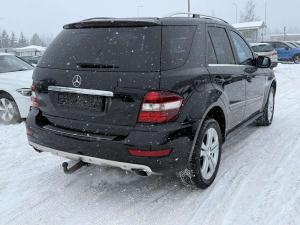 Black Mercedes-Benz ML 320 2009 in Utena, with an engine capacity of 3.00 L and mileage of 280 thousand km for 7270 €, photo 3 on AUTOMOTO.COM.LV