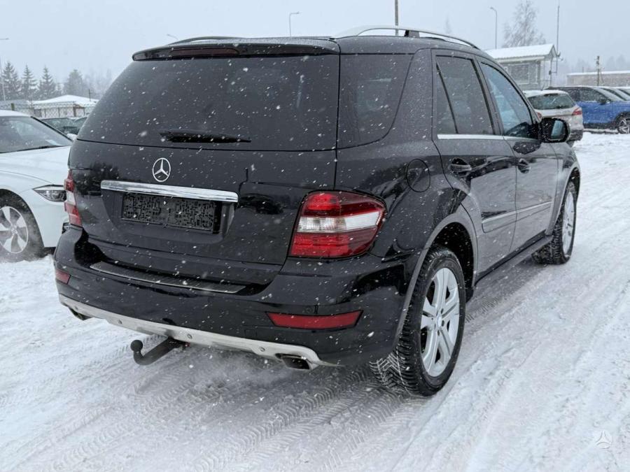 Black Mercedes-Benz ML 320 2009 in Utena, with an engine capacity of 3.00 L and mileage of 280 thousand km for 7270 €, photo 3 on AUTOMOTO.COM.LV