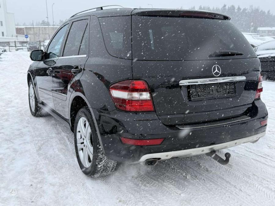 Black Mercedes-Benz ML 320 2009 in Utena, with an engine capacity of 3.00 L and mileage of 280 thousand km for 7270 €, photo 4 on AUTOMOTO.COM.LV