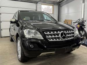 Black Mercedes-Benz ML 320 2009 in Utena, with an engine capacity of 3.00 L and mileage of 280 thousand km for 7270 €, photo 5 on AUTOMOTO.COM.LV