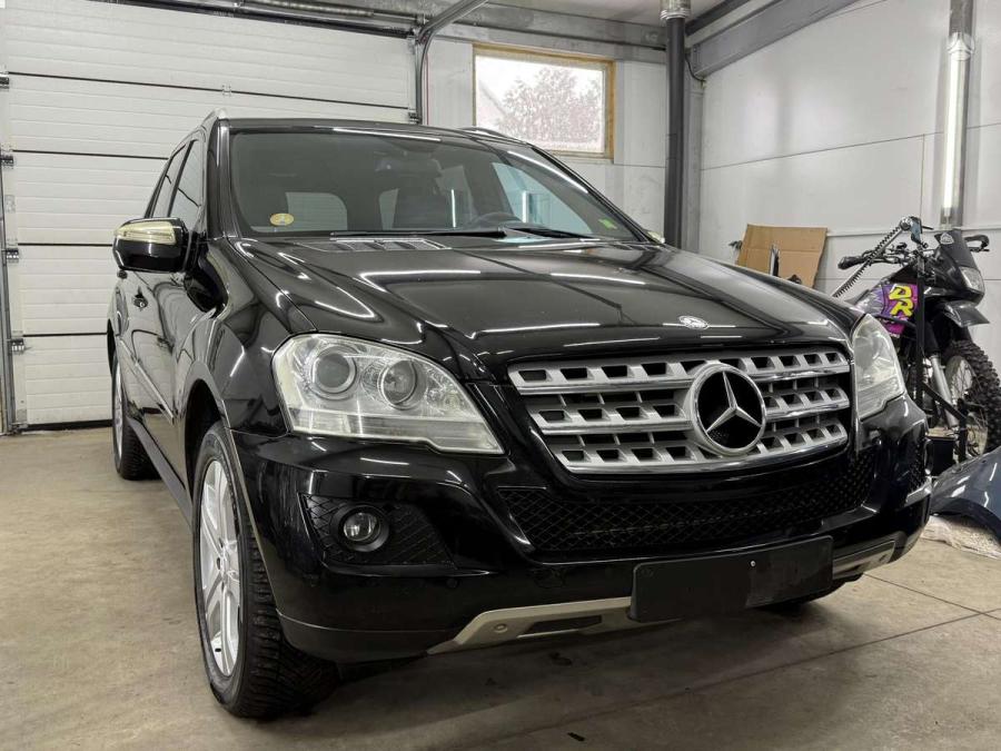 Black Mercedes-Benz ML 320 2009 in Utena, with an engine capacity of 3.00 L and mileage of 280 thousand km for 7270 €, photo 5 on AUTOMOTO.COM.LV