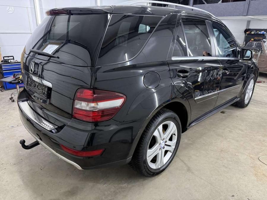 Black Mercedes-Benz ML 320 2009 in Utena, with an engine capacity of 3.00 L and mileage of 280 thousand km for 7270 €, photo 8 on AUTOMOTO.COM.LV