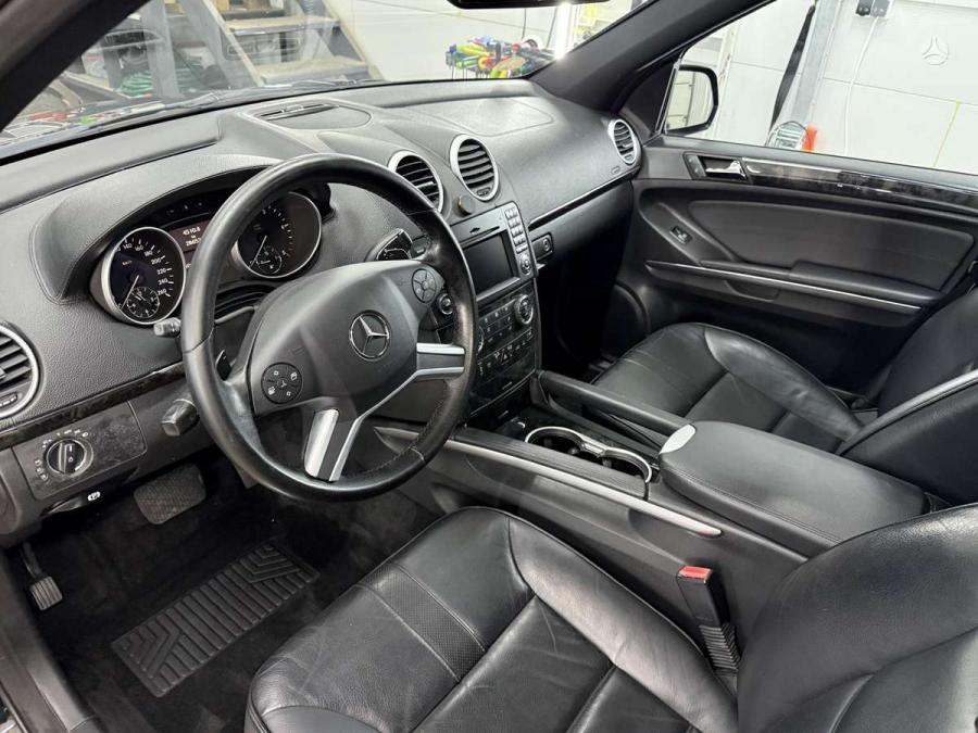 Black Mercedes-Benz ML 320 2009 in Utena, with an engine capacity of 3.00 L and mileage of 280 thousand km for 7270 €, photo 13 on AUTOMOTO.COM.LV