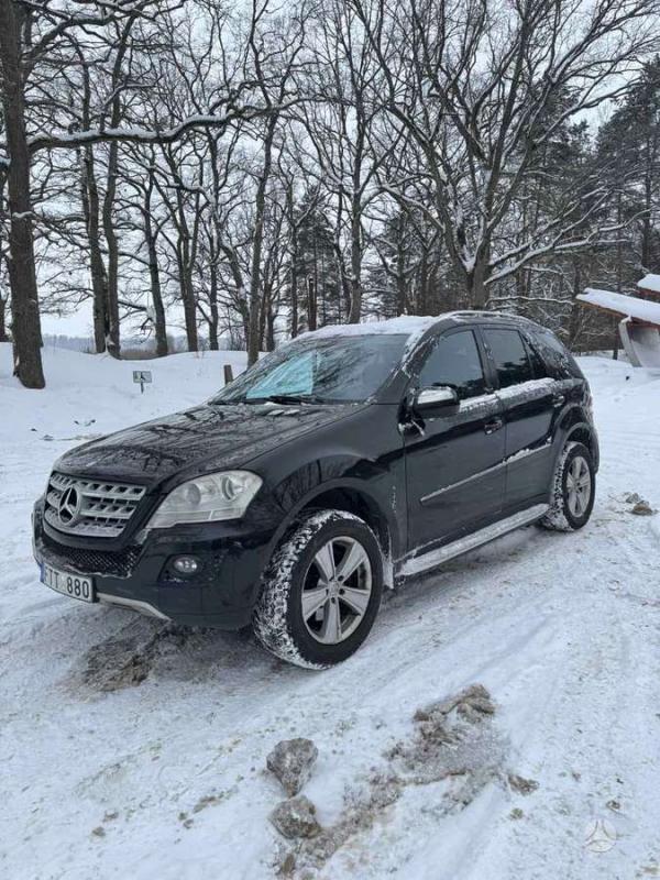 Black Mercedes-Benz ML 320 2009 in Jurbarkas, with an engine capacity of 3.20 L and mileage of 301 thousand km for 7250 €, photo 1 on AUTOMOTO.COM.LV