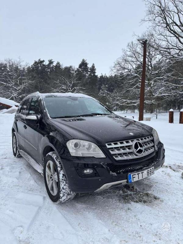 Melns Mercedes-Benz ML 320 2009 Jurbarkas, ar dzinēja tilpumu 3.20 L un nobraukumu 301 tūkst. km par 7250 €, foto 2 vietnē AUTOMOTO.COM.LV