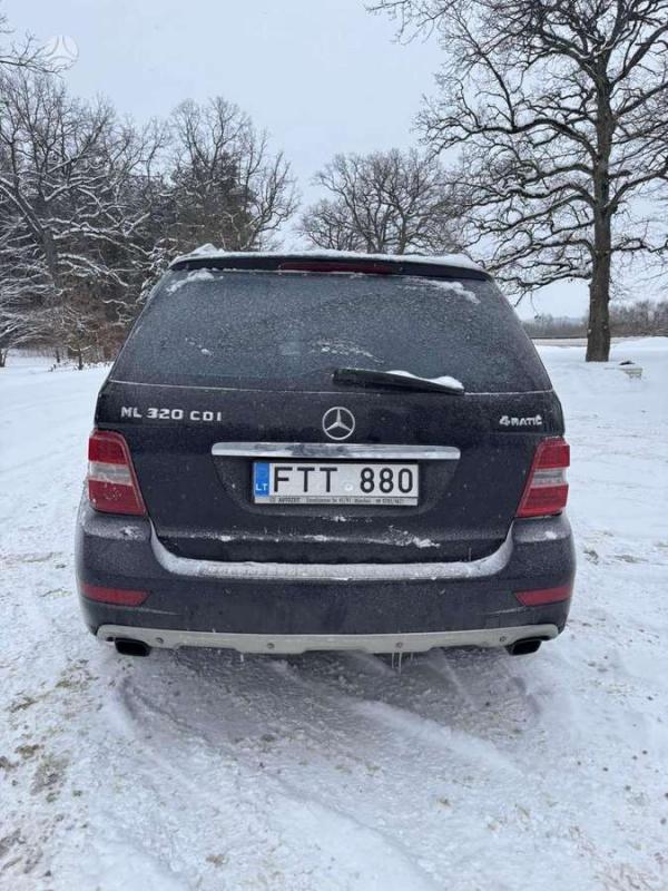 Melns Mercedes-Benz ML 320 2009 Jurbarkas, ar dzinēja tilpumu 3.20 L un nobraukumu 301 tūkst. km par 7250 €, foto 3 vietnē AUTOMOTO.COM.LV