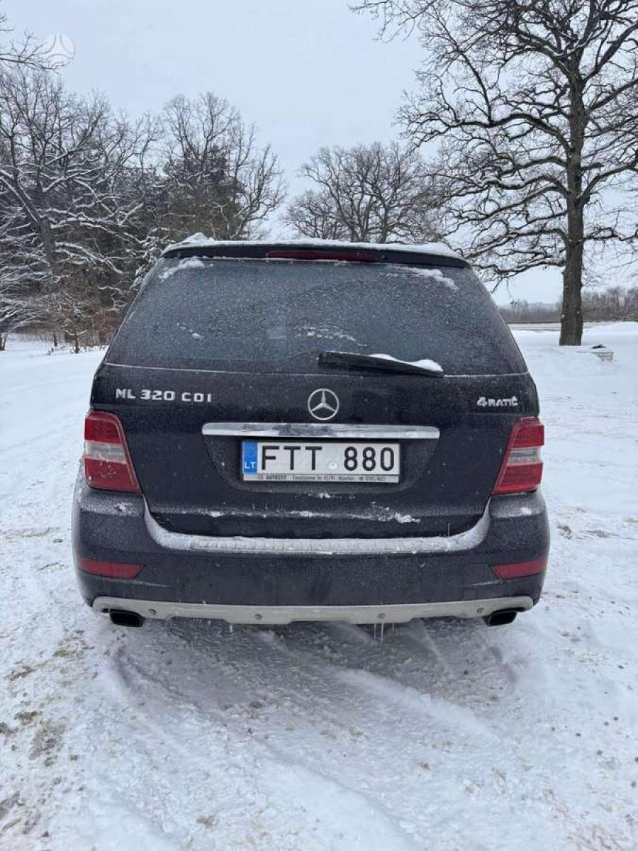 Melns Mercedes-Benz ML 320 2009 Jurbarkas, ar dzinēja tilpumu 3.20 L un nobraukumu 301 tūkst. km par 7250 €, foto 3 vietnē AUTOMOTO.COM.LV