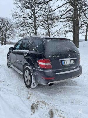 Melns Mercedes-Benz ML 320 2009 Jurbarkas, ar dzinēja tilpumu 3.20 L un nobraukumu 301 tūkst. km par 7250 €, foto 4 vietnē AUTOMOTO.COM.LV